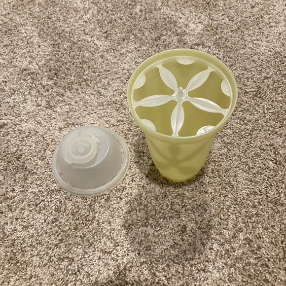 Tupperware | Kitchen | Vintage Yellow Tupperware Quick Shake Mix ...